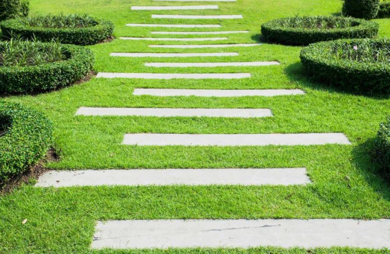 30 Ideas to Lay a Paver Walkway With Grass in Between – Crafty Daily
