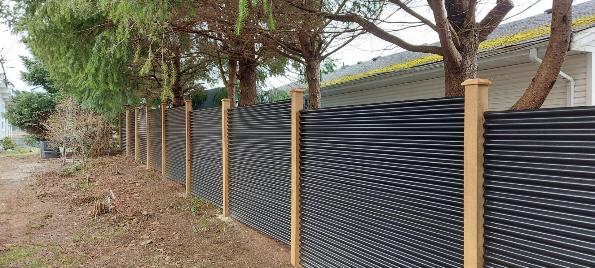 40 Corrugated Metal Fence Ideas to Create a Private Space With a Low ...