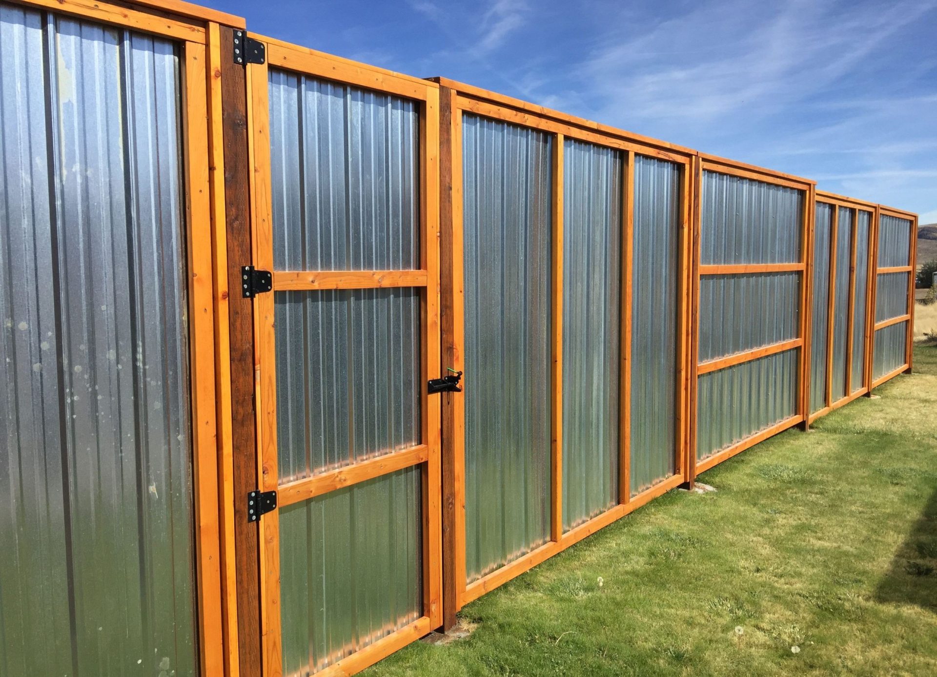 40 Corrugated Metal Fence Ideas to Create a Private Space With a Low ...