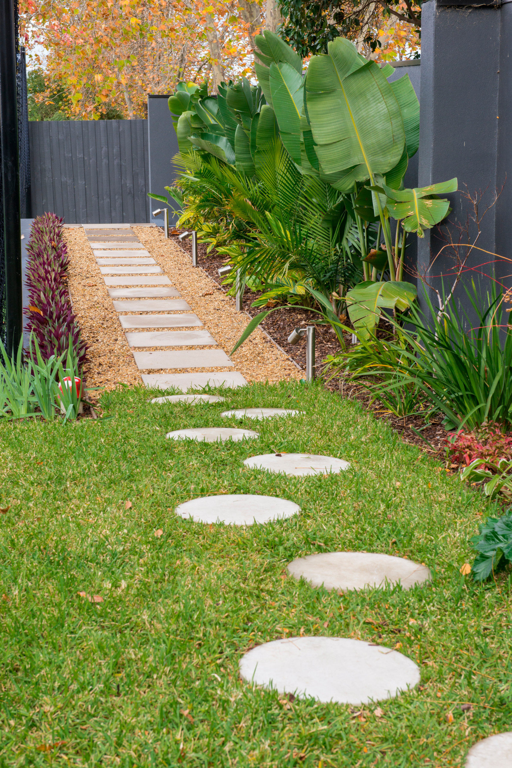 30 Beautiful Small Landscaping Ideas to Inspire Your Garden Makeover ...