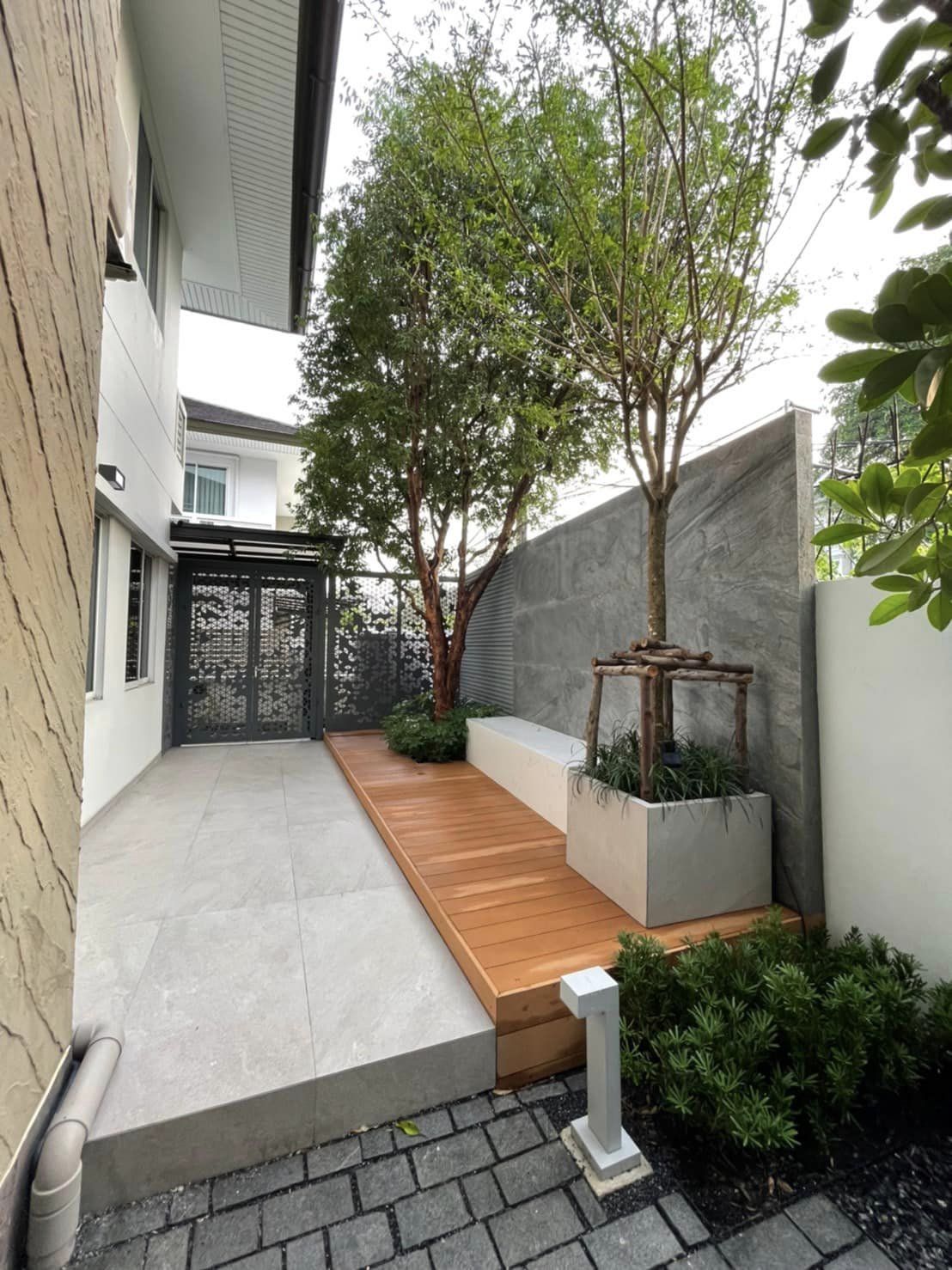 36 Ideas for Making Beautiful Use of Your “Side Yard.” – Crafty Daily