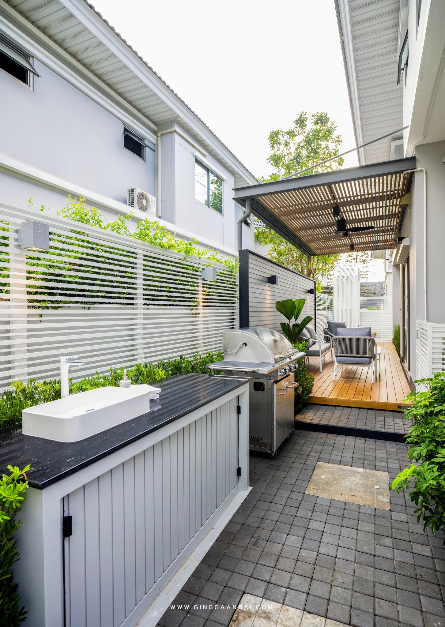 36 Ideas for Making Beautiful Use of Your “Side Yard.” – Crafty Daily