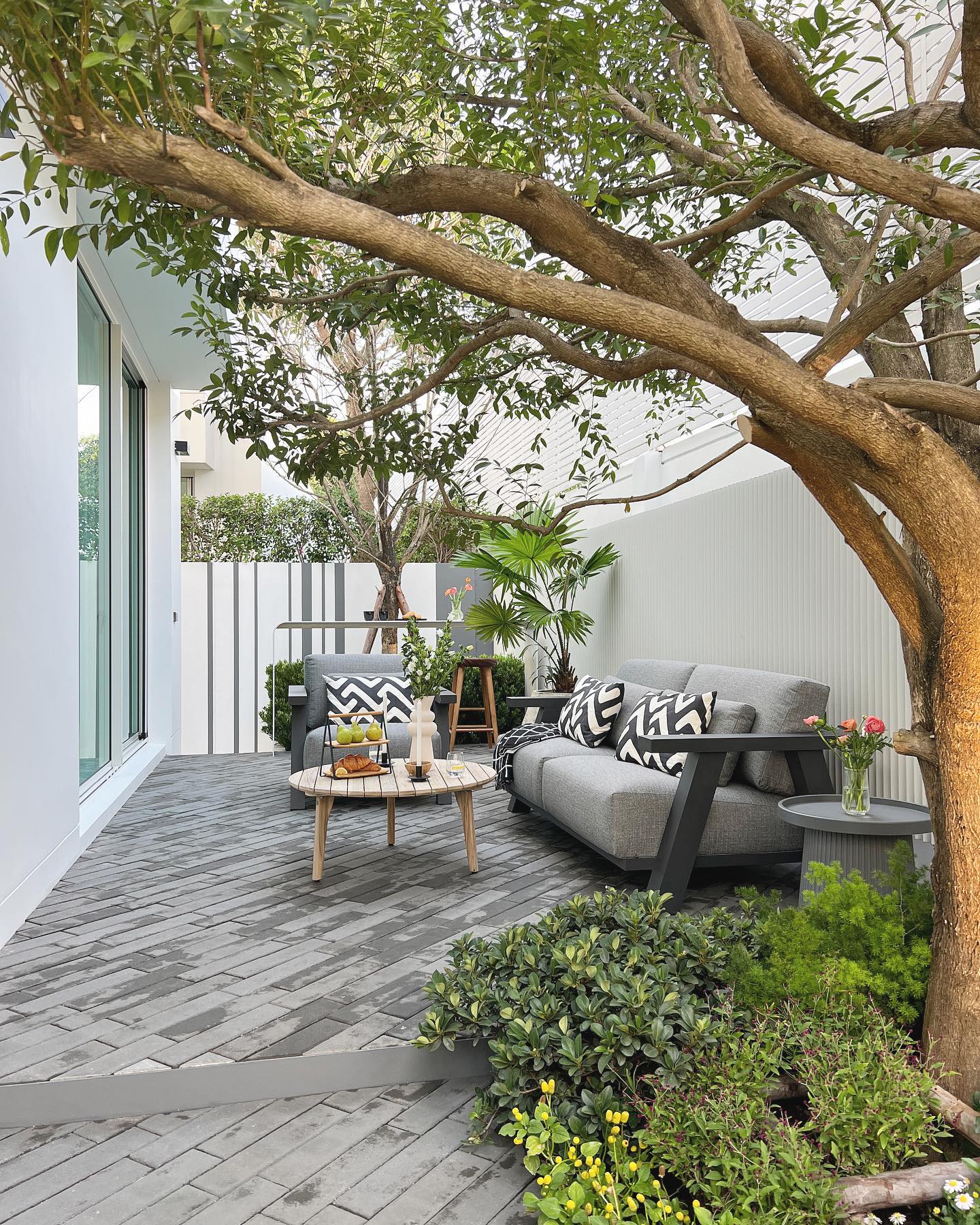 36 Ideas for Making Beautiful Use of Your “Side Yard.” – Crafty Daily