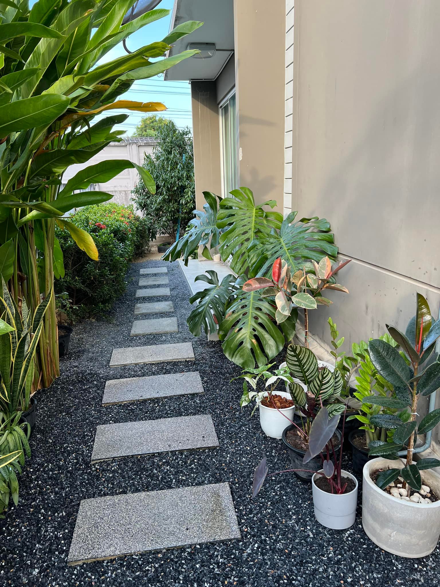 36 Ideas for Making Beautiful Use of Your “Side Yard.” – Crafty Daily