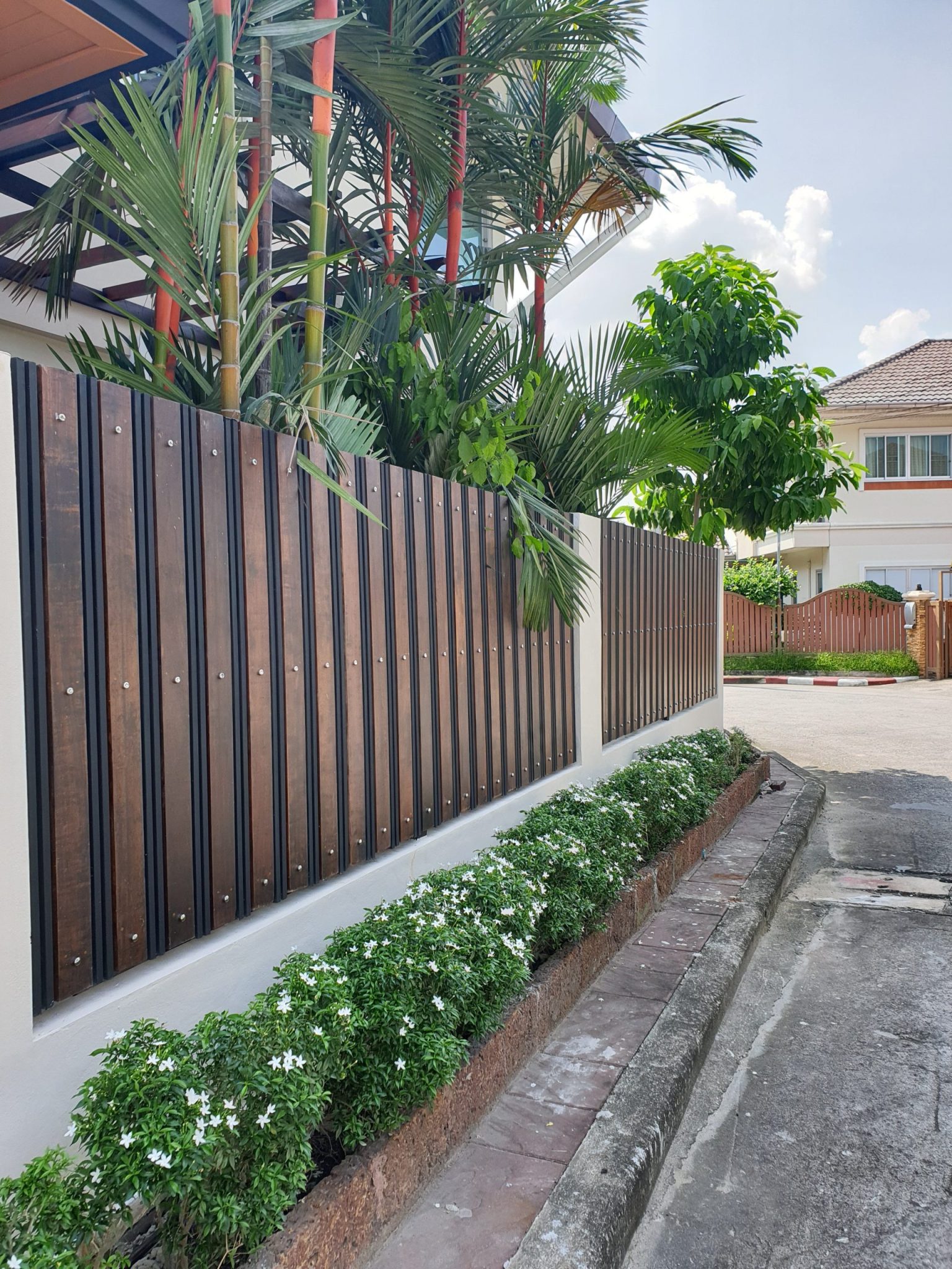 39 Stylish “Slatted Fence” Ideas That Will Complement Your Home Design ...